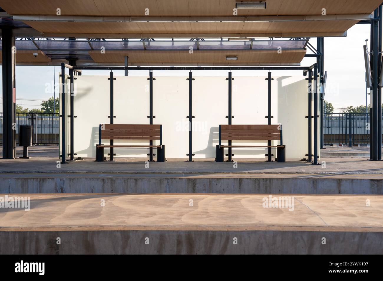 Railroad train station platform benches hi-res stock photography and ...