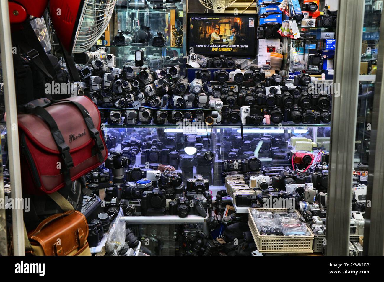 Second hand cameras hi-res stock photography and images - Alamy