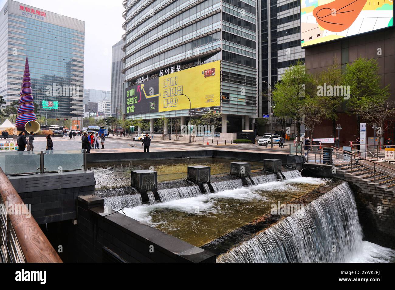 SEOUL, SOUTH KOREA - APRIL 9, 2023: People visit Cheonggyecheon stream ...