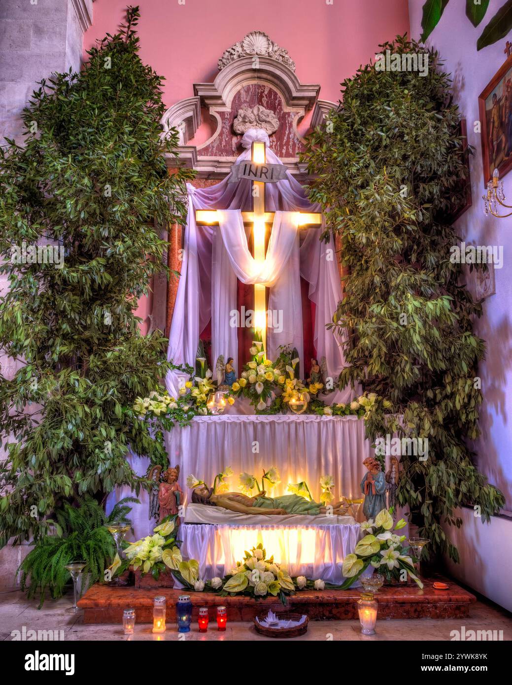 Jesus Christ lying dead in symbolic grave Stock Photo - Alamy