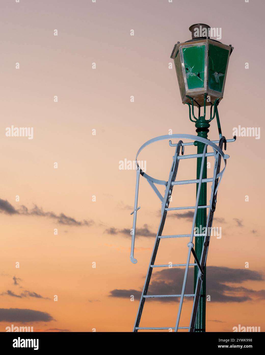 Broken streetlight hi-res stock photography and images - Alamy