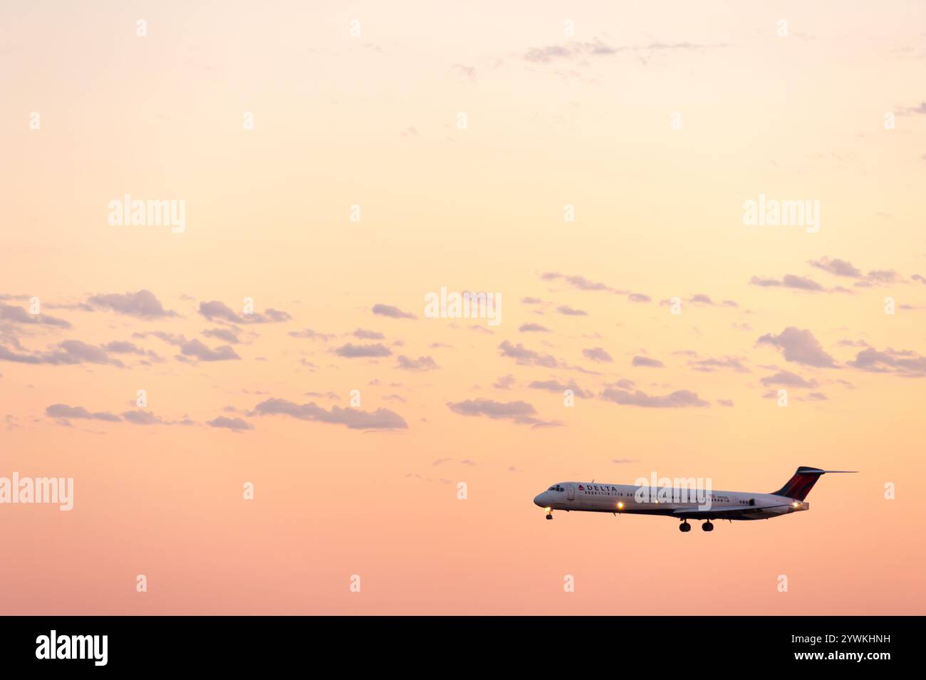 Delta Air Lines jet (McDonnell Douglas MD-88) landing at Hartsfield ...