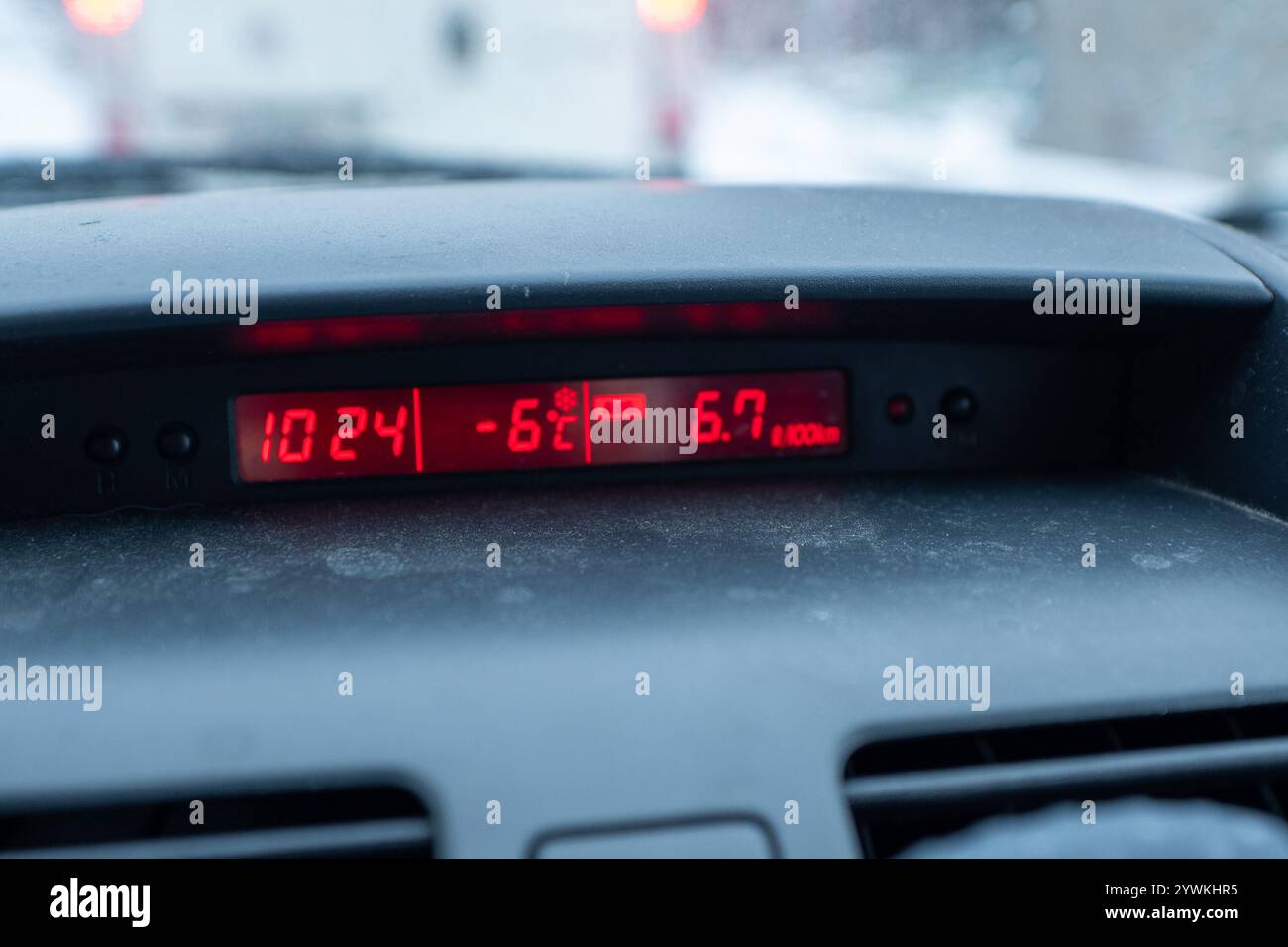 Car temperature gauge at -6 degrees Celsius with ice symbol Stock Photo ...