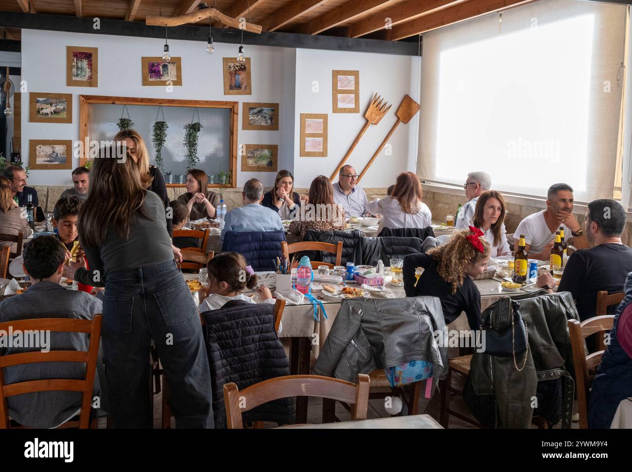 Family eating lunch restaurant hi-res stock photography and images - Alamy