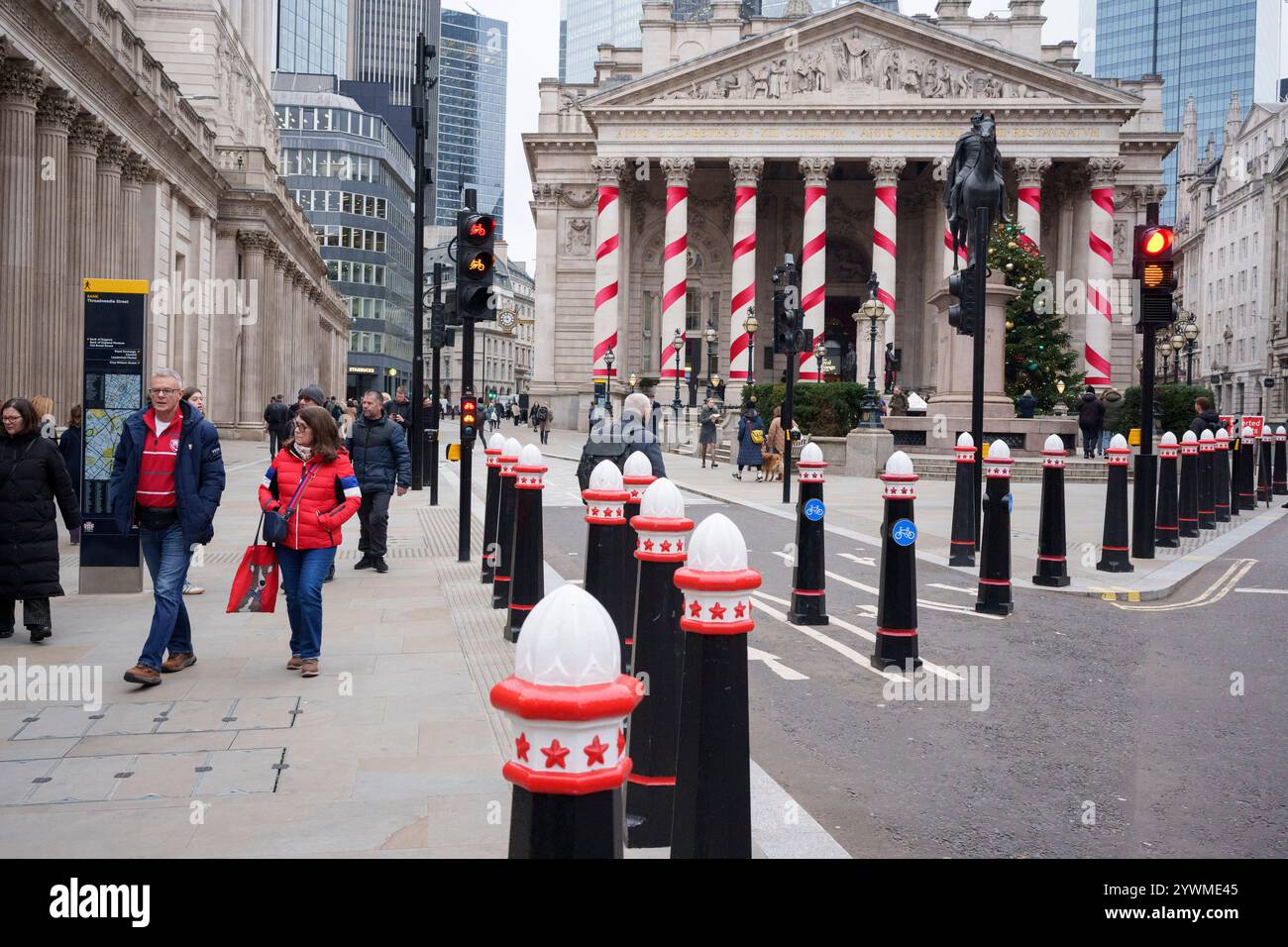 Weeks before Christmas, city workers and visitors and the new cycle ...