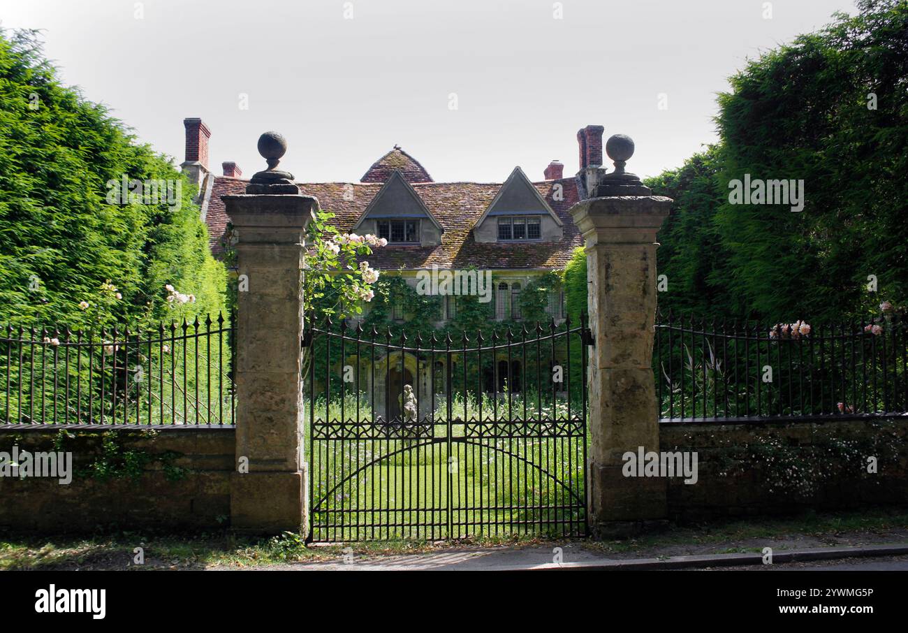 Grade 11 listed Garsington Manor's courtyard Oxfordshifre Stock Photo ...