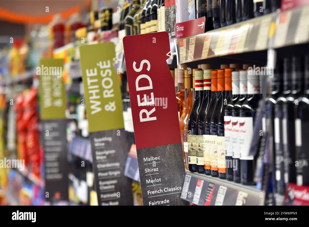 Red wine shop hi-res stock photography and images - Alamy