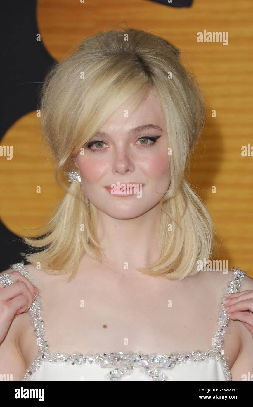 A complete unknown elle fanning hi-res stock photography and images - Alamy