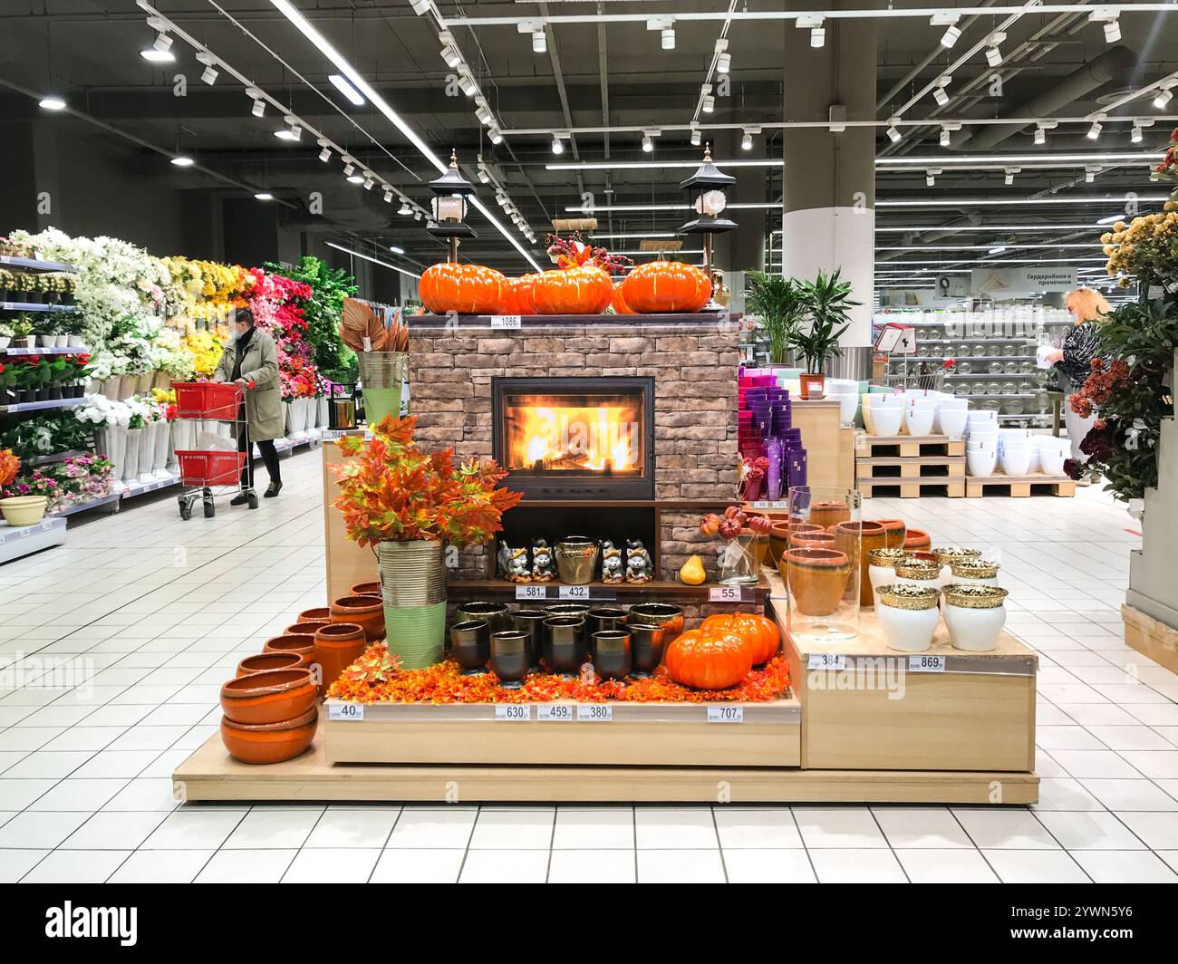 Store hopping hi-res stock photography and images - Alamy
