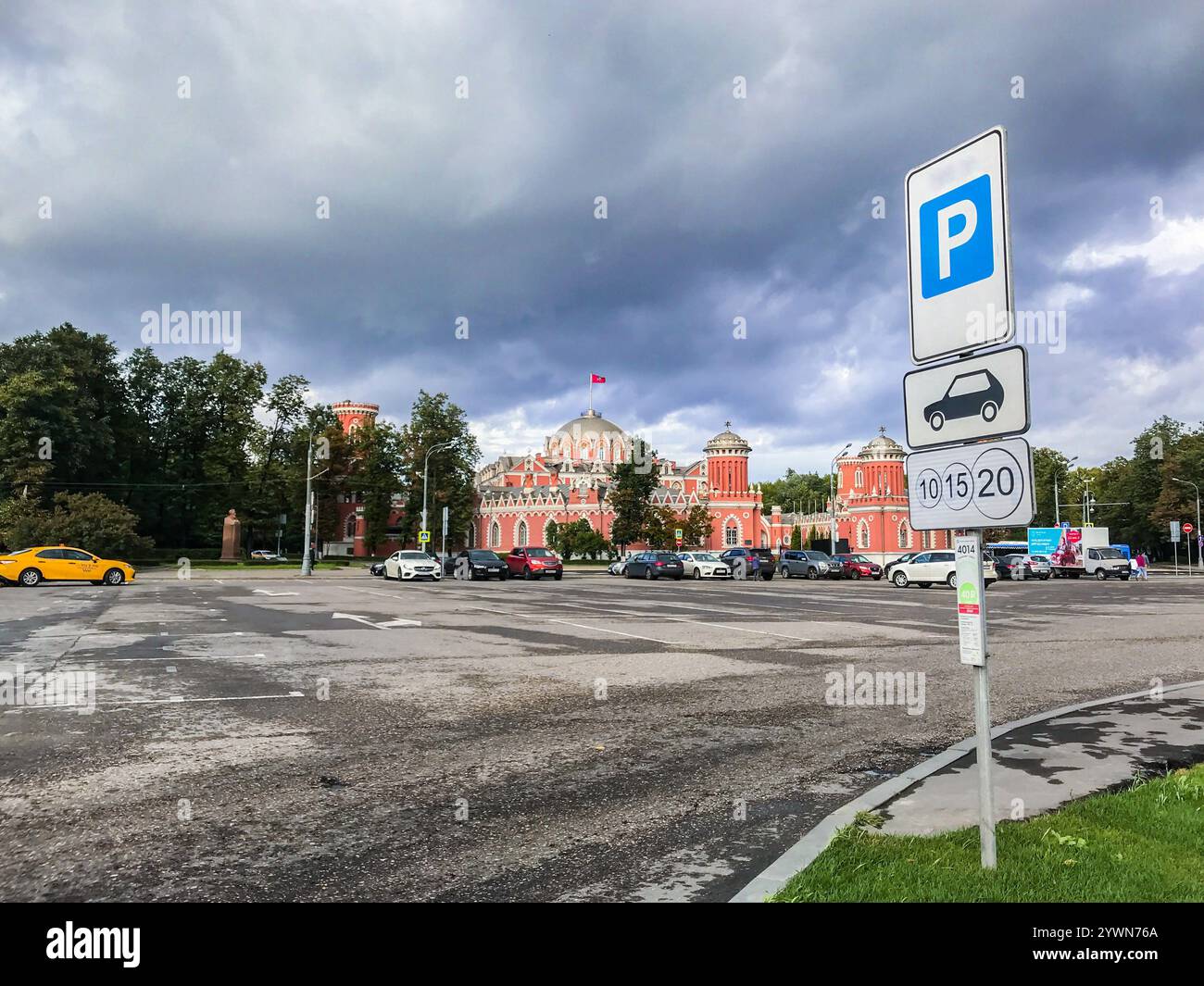Blue square parking sign on hi-res stock photography and images - Alamy