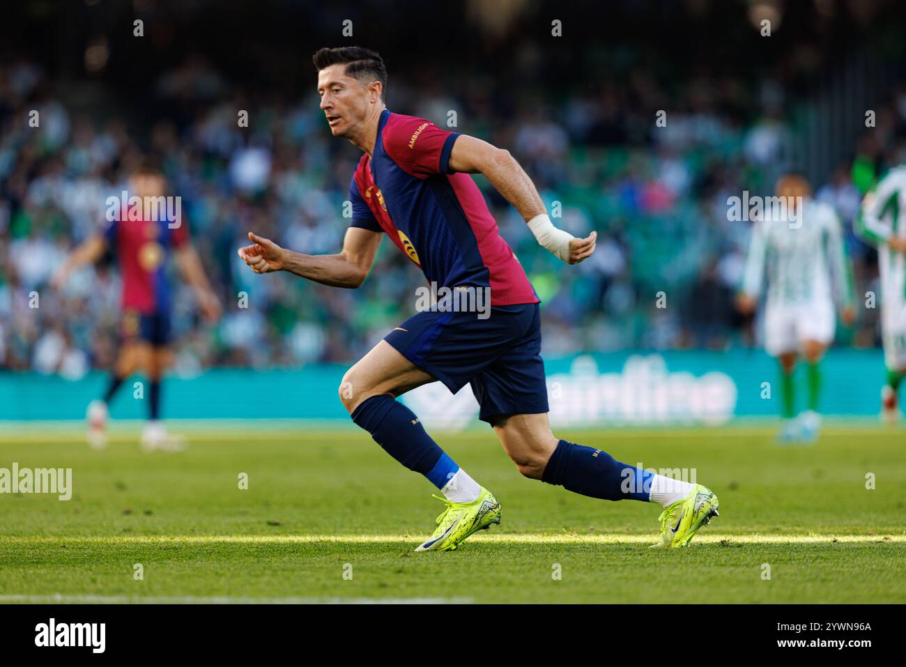Jules kounde robert lewandowski hi-res stock photography and images - Alamy
