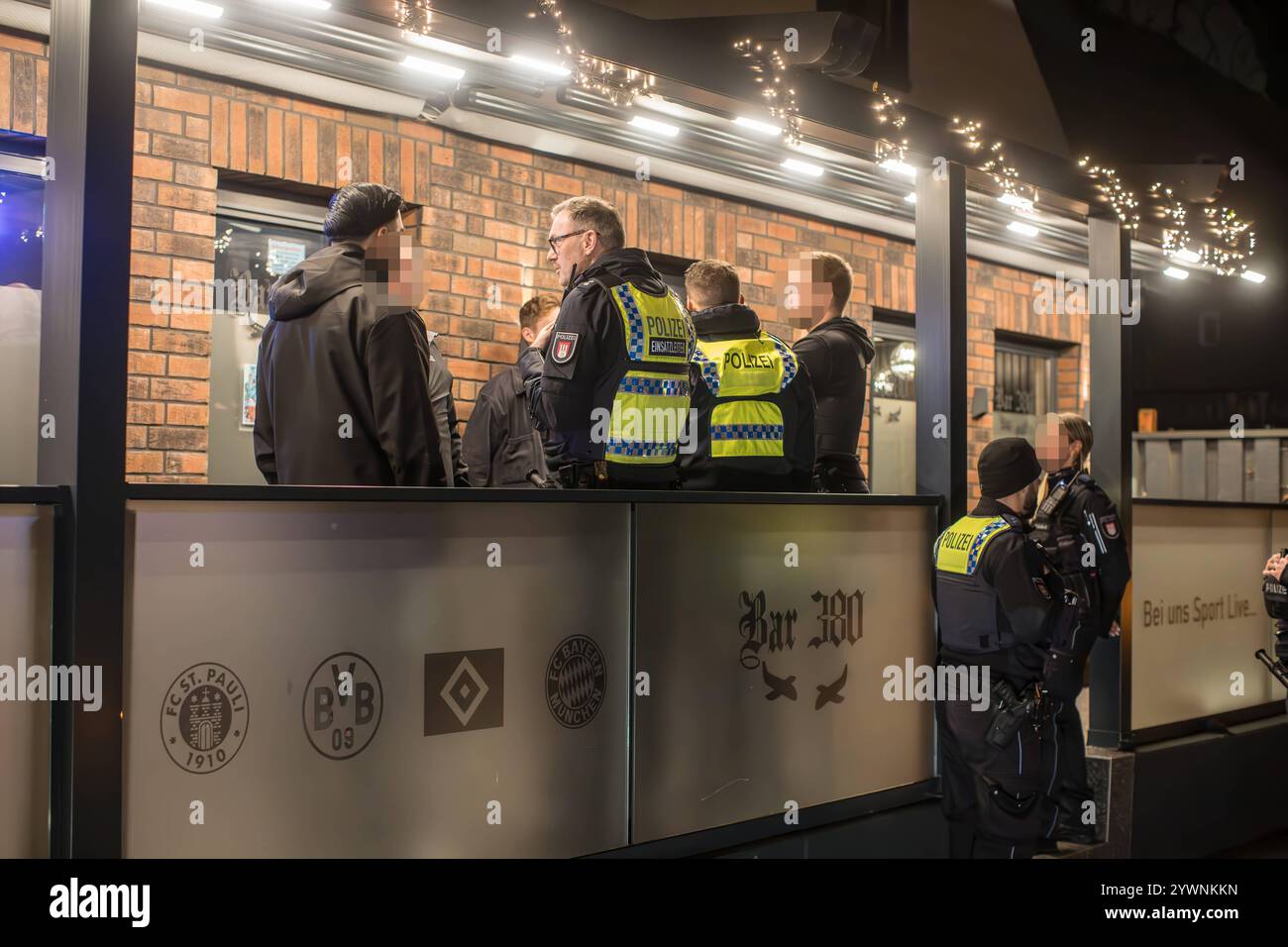Durchsuchung mit Zoll, Polizei und dem Bezirksamt in Finkenwerder ...