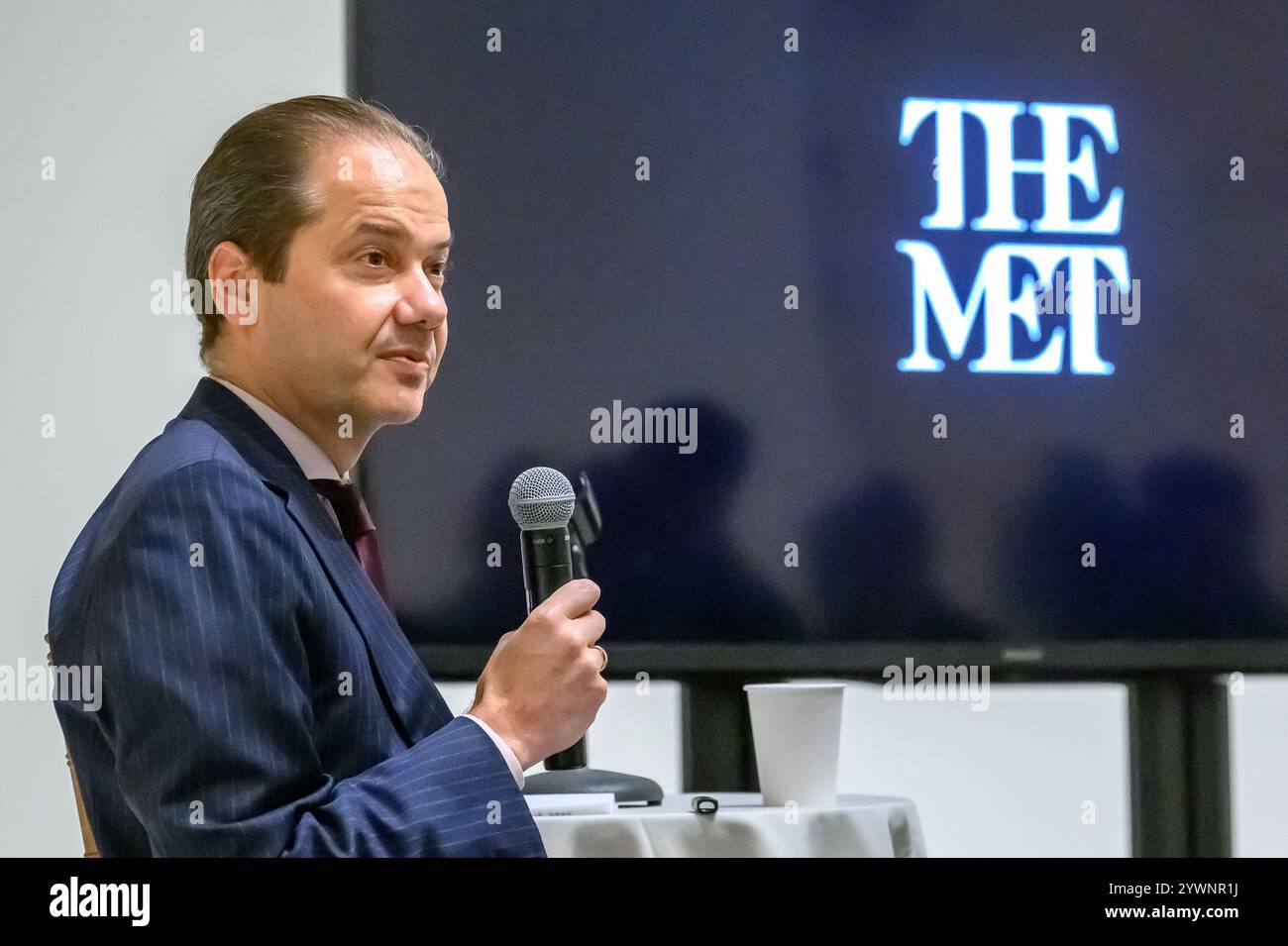 briefing, unveiling, design, Tang Stock Photo - Alamy