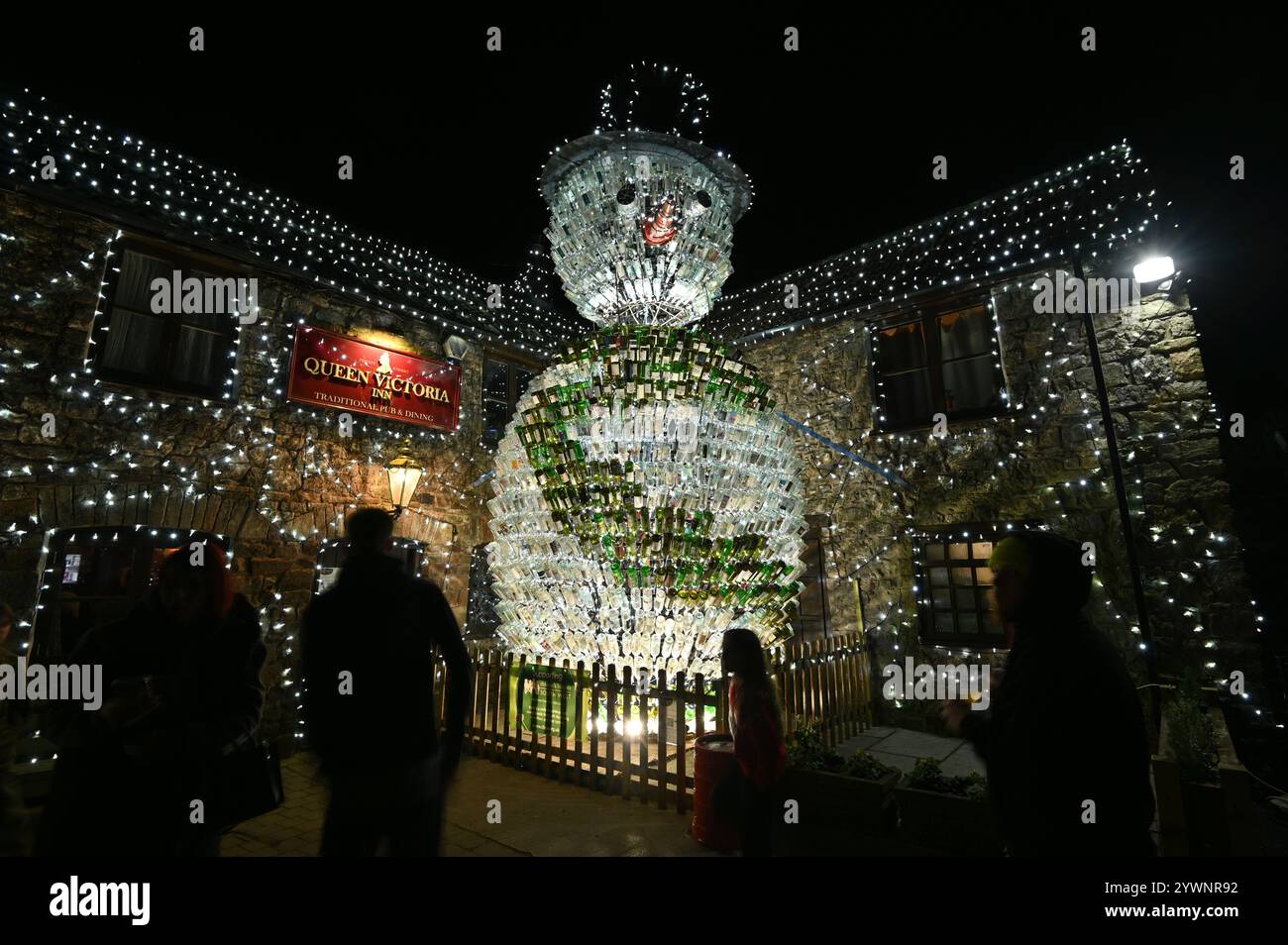 UK Christmas Lights. The Queen Victoria at Priddy in Somerset run by ...
