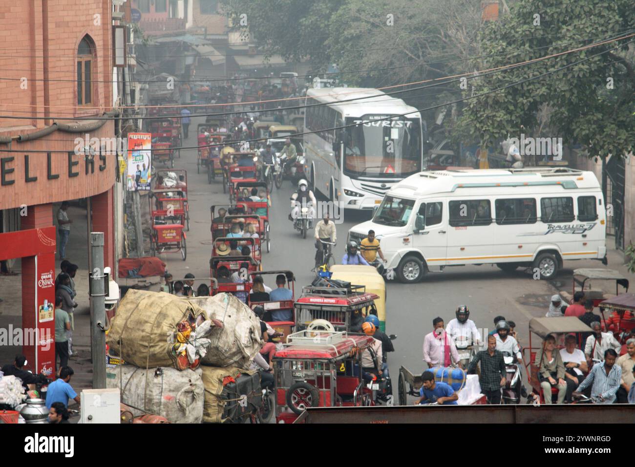Street scene during a period of air pollution near the Jama Masjid, Old ...