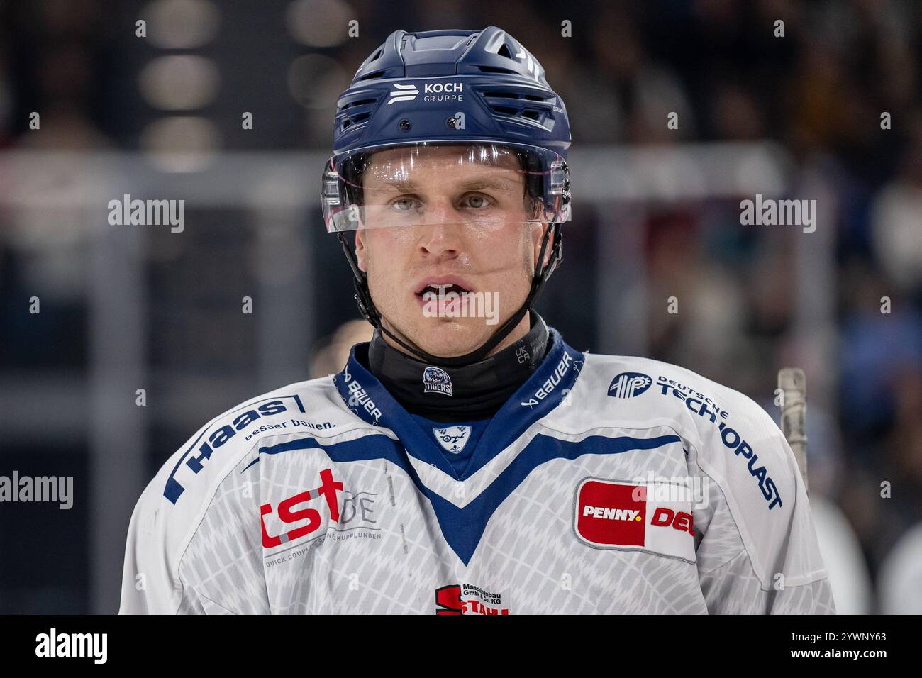 Nelson Nogier (Straubing Tigers, #77). GER, EHC Red Bull Muenchen vs ...