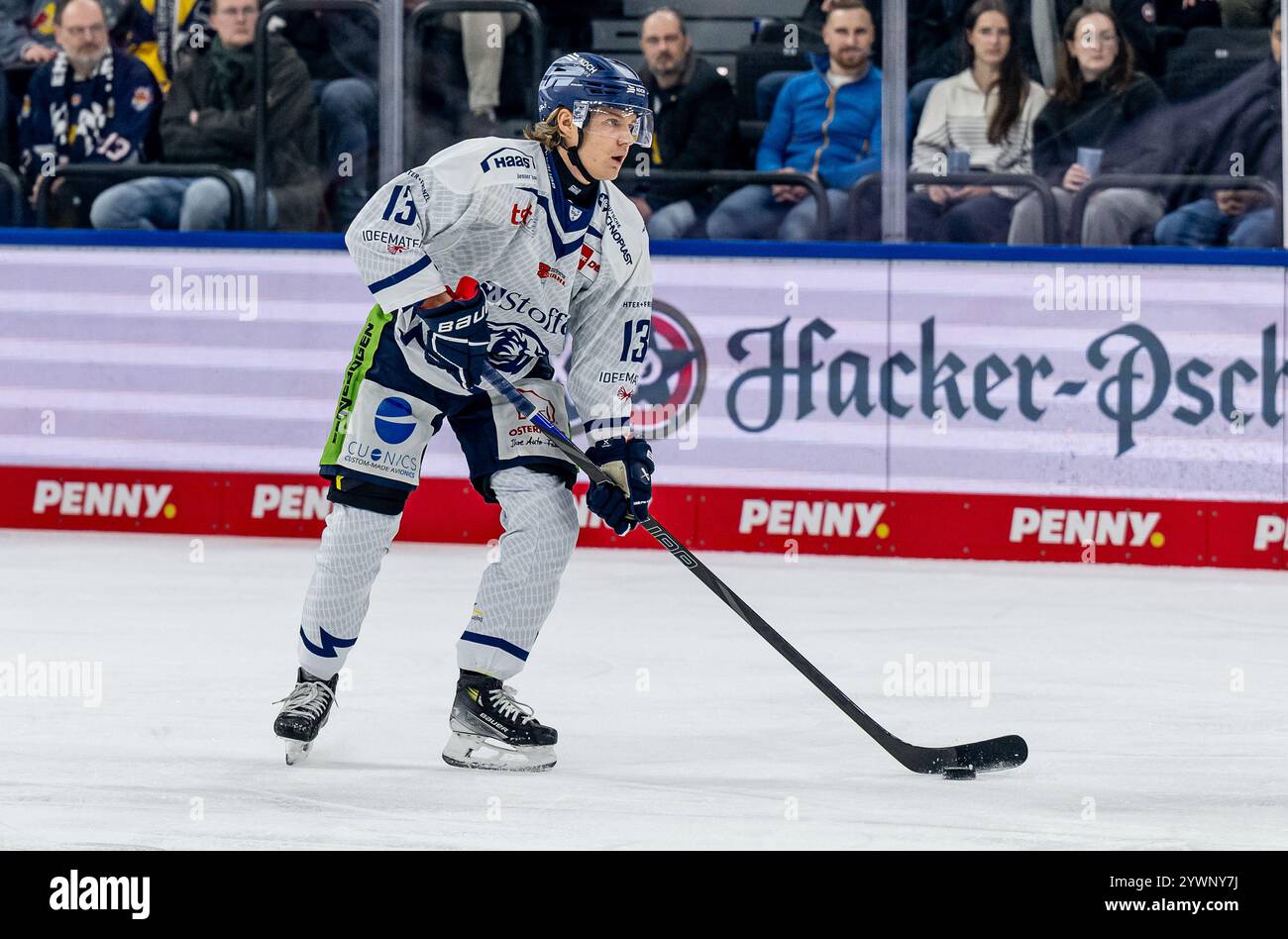 Mario Zimmermann (Straubing Tigers, #13). GER, EHC Red Bull Muenchen vs ...