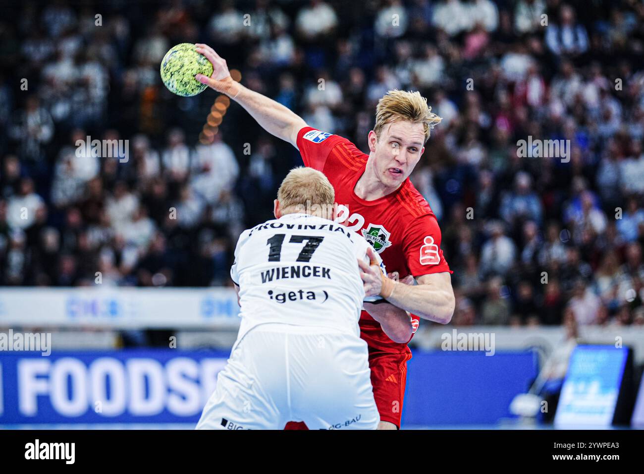 Patrick Wiencek (THW Kiel, #17), Marian Michalczik (TSV Hannover ...
