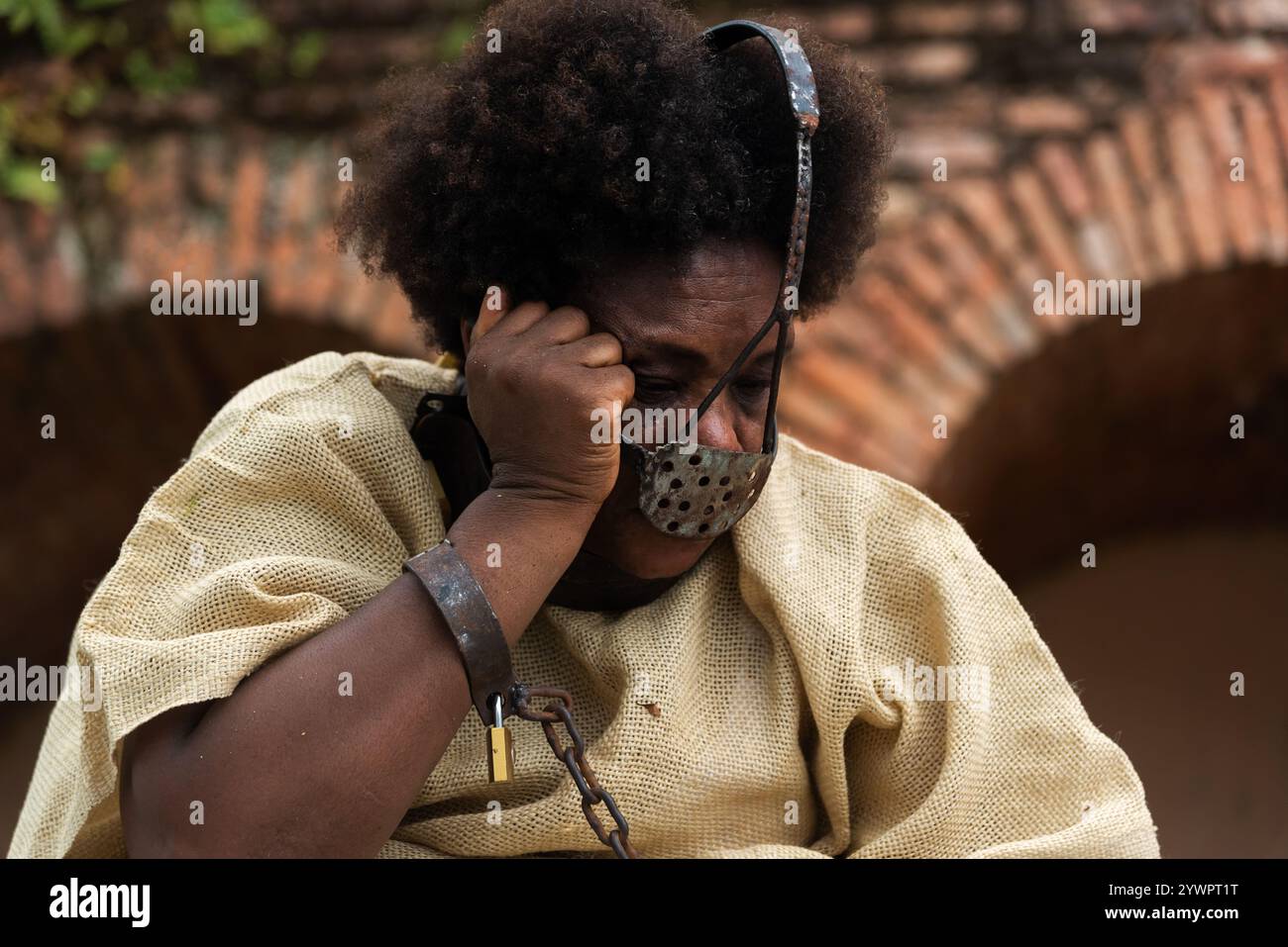 Black woman hand over mouth hi-res stock photography and images - Alamy
