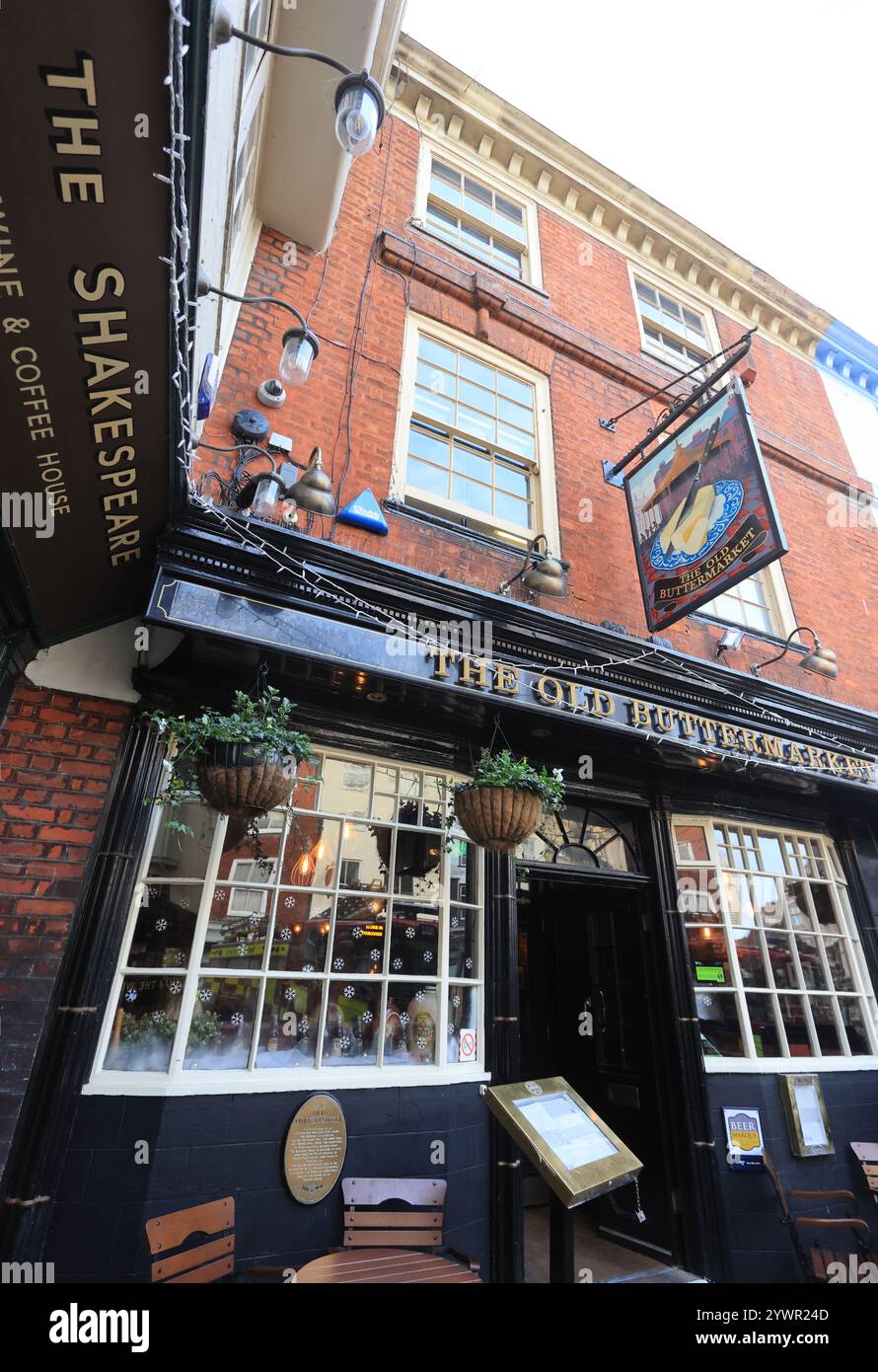 The historical Old Buttermarket pub on Buttermarket Square at Christmas ...