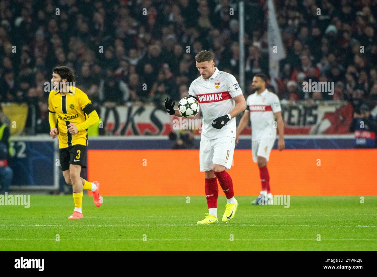 Ermedin Demirovic (VfB Stuttgart, #09) aergert sich ueber das Tor zum 0 ...