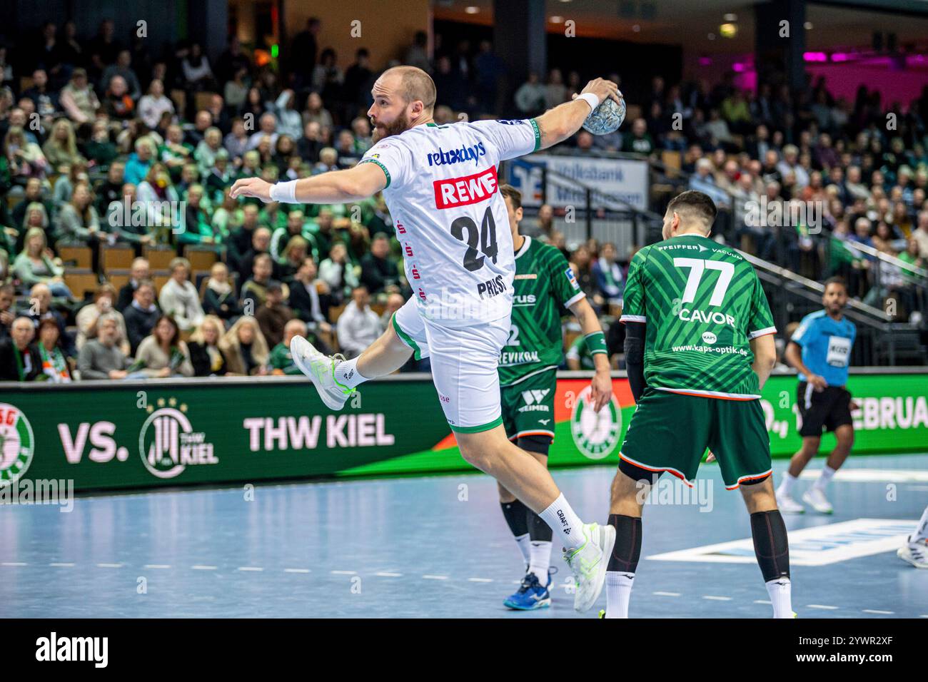 Wetzlar, Deutschland. 11th Dec, 2024. Moritz Preuss (#24 SC DHFK Leipzig), Stefan Cavor (#77 HSG ...