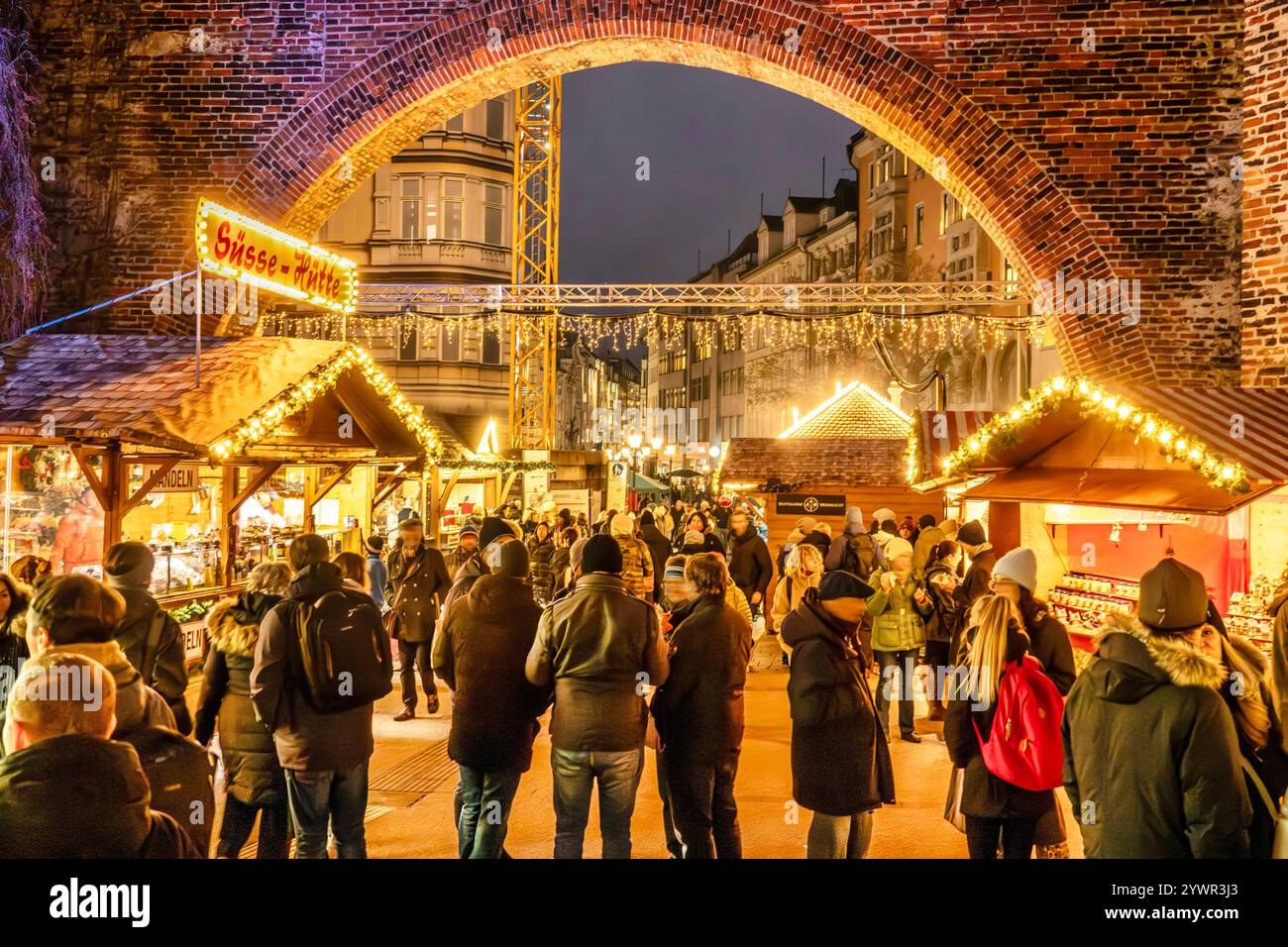 Christkindlmarkt am Sendlinger Tor im vorweihnachtlichen Lichterglanz, München, 11. Dezember ...