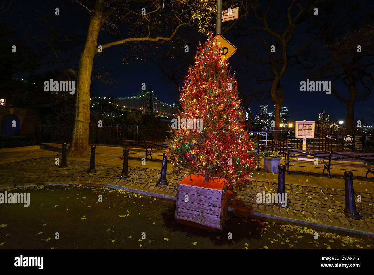 The Sutton Place Christmas Tree on the end of E.57th Street in New York ...