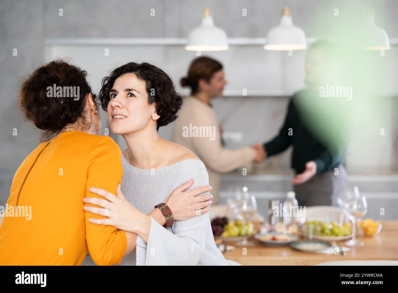 Kiss on the cheek greeting hi-res stock photography and images - Alamy