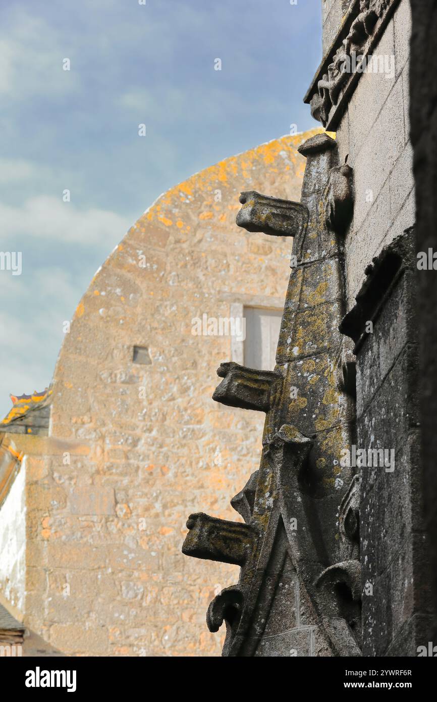 094 Stone rounded wall and corner with Gothic-style decoration of ...