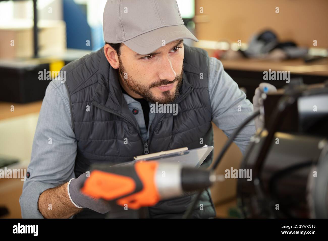 mechanic with scan tool diagnosing car Stock Photo - Alamy