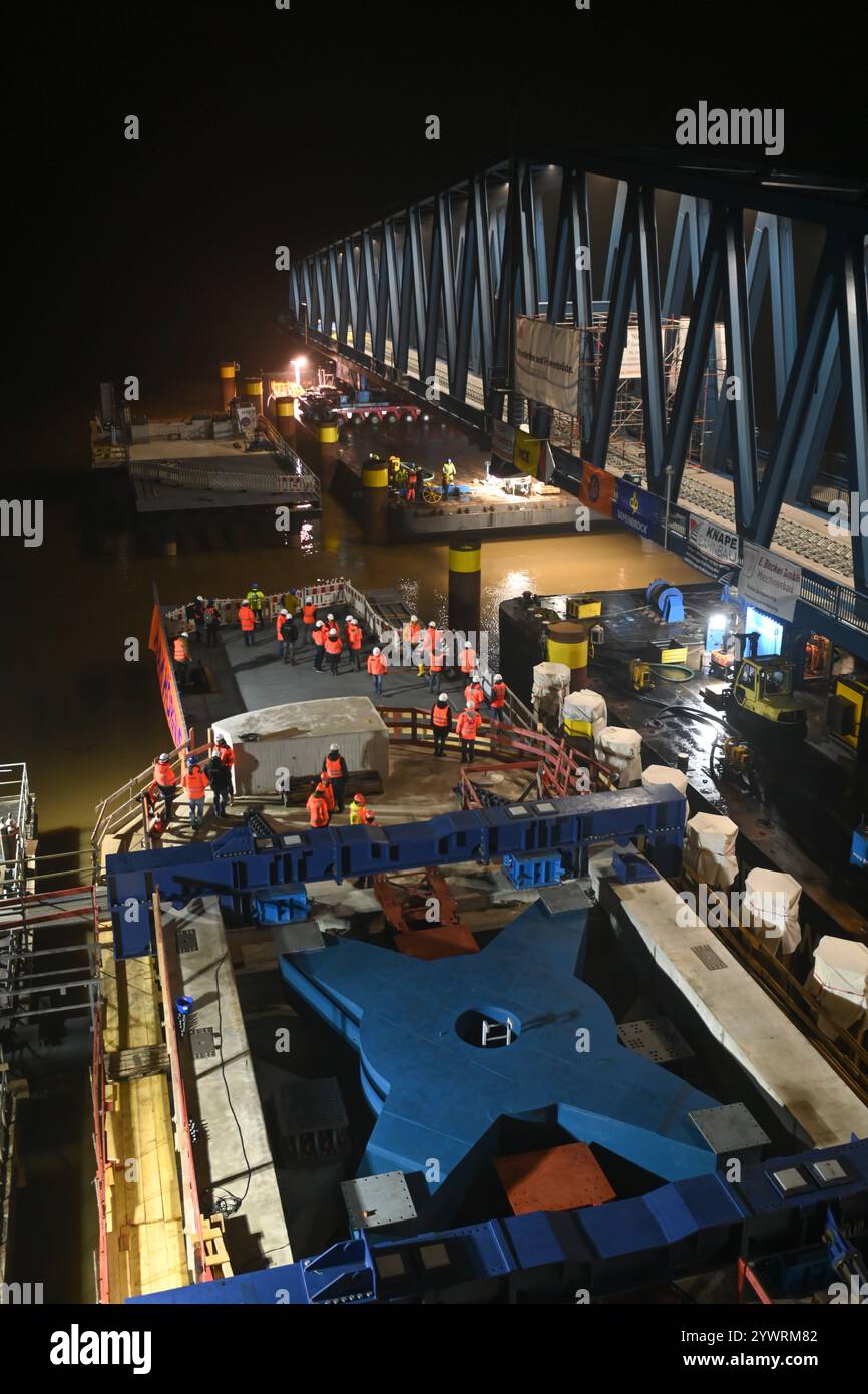 Weener, Germany. 11th Dec, 2024. Numerous Deutsche Bahn guests watch ...