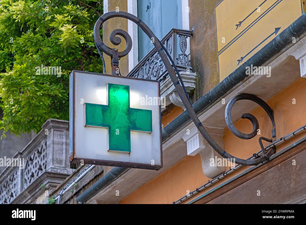 Green cross pharmacy hi-res stock photography and images - Alamy