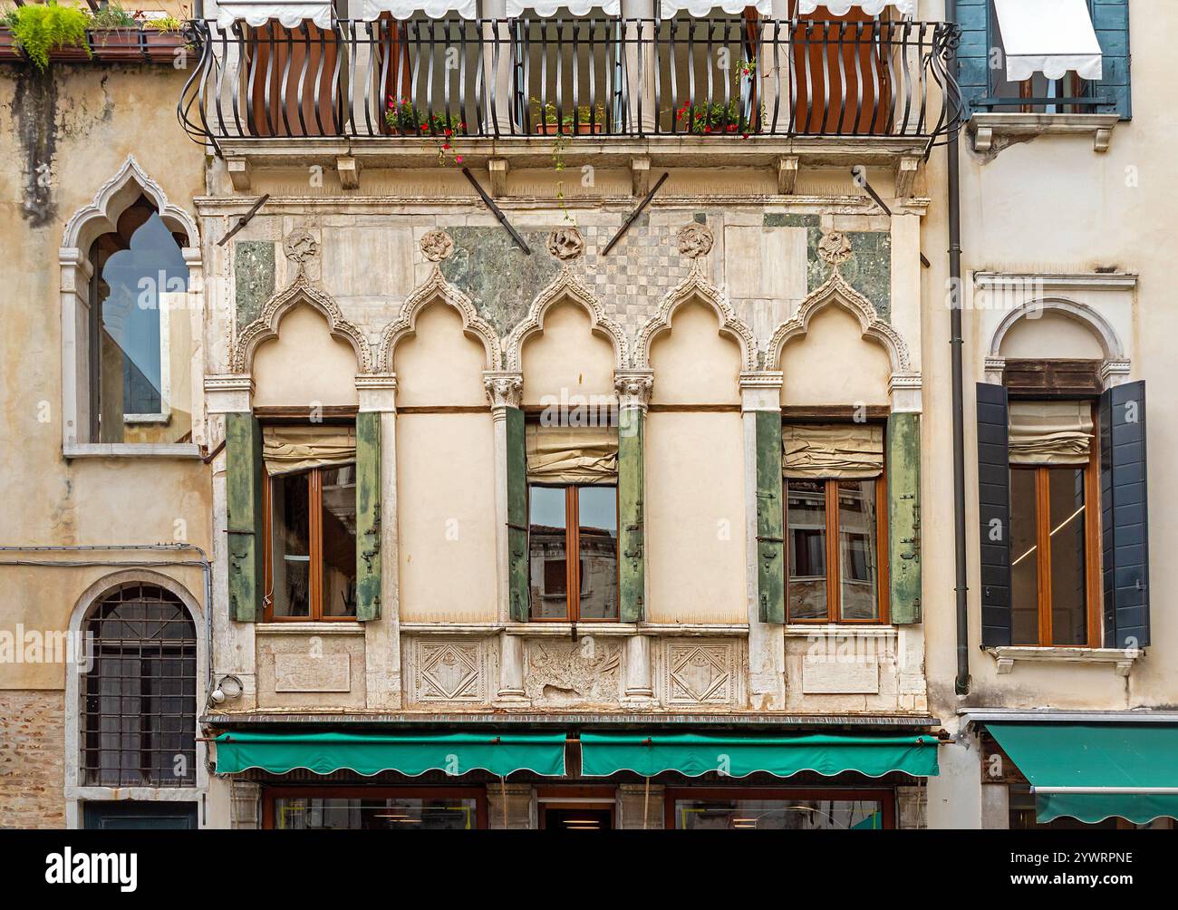Exterior wall with windows hi-res stock photography and images - Alamy