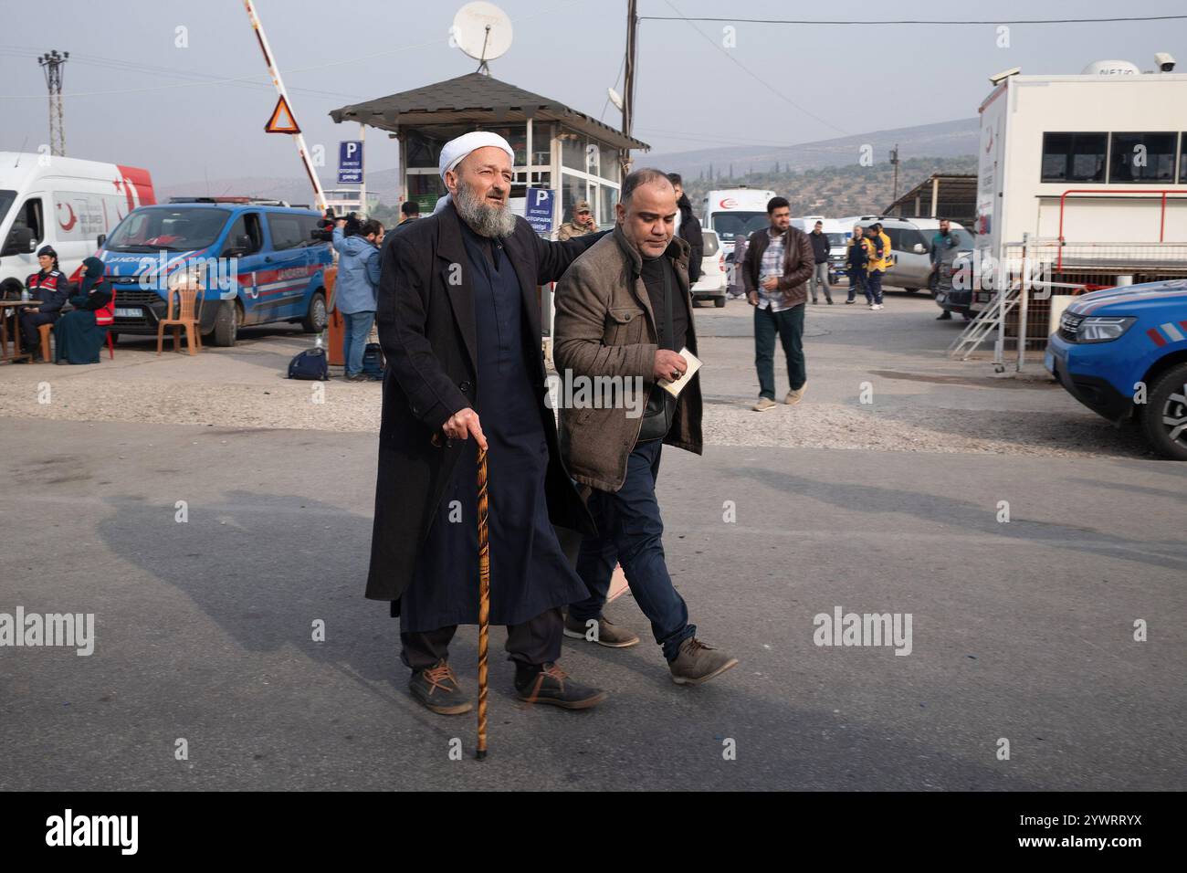 Hatay, Turkey. 11th Dec, 2024. Syrian refugees head towards the section ...