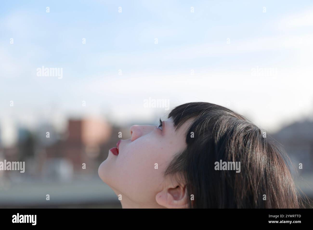 Girl close up looking sky hi-res stock photography and images - Alamy