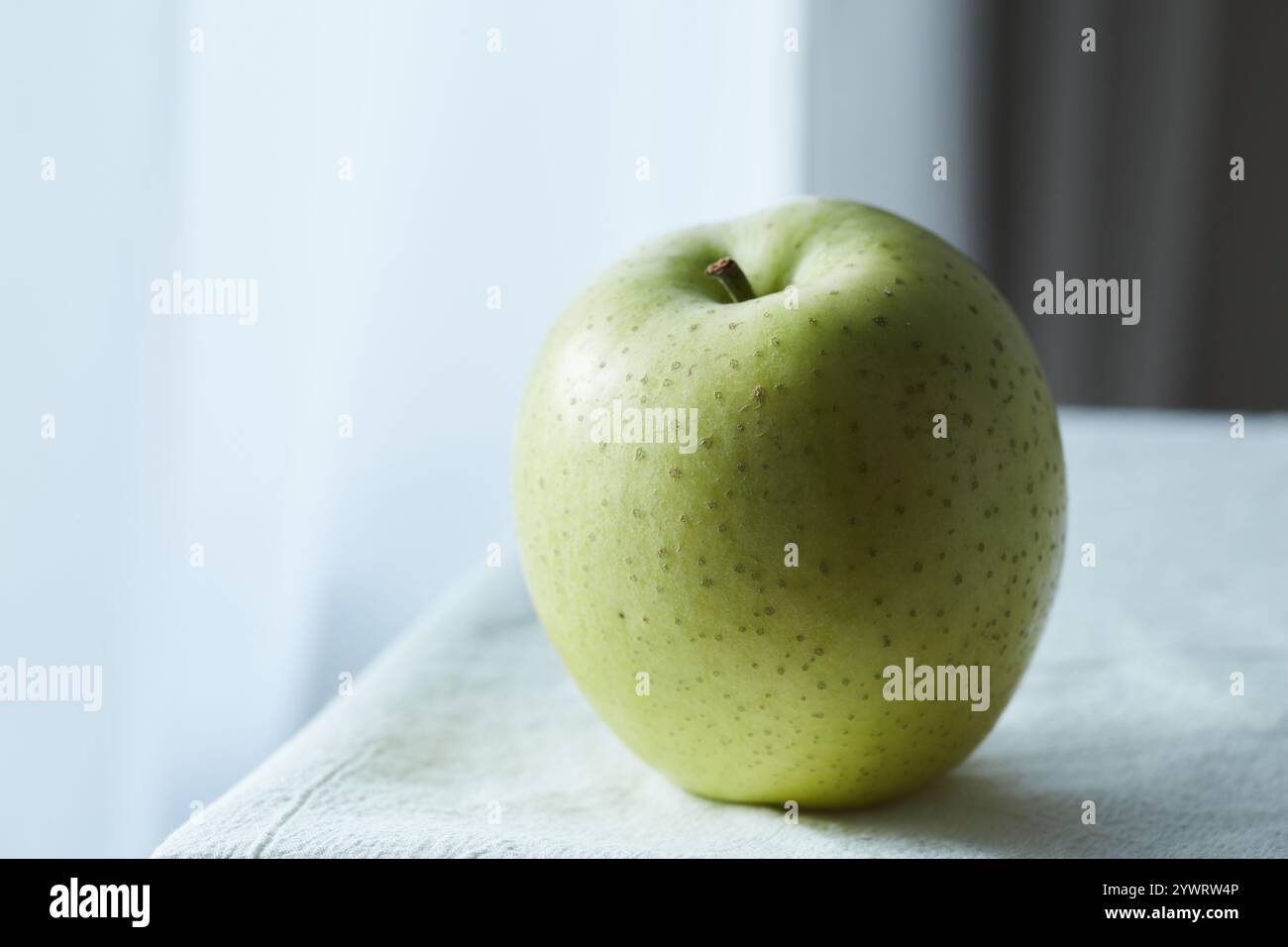 Green apple put on table hi-res stock photography and images - Alamy