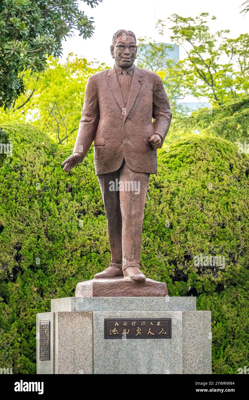 Statue of Hayato Ikeda facing the east moat of Hiroshima Castle Stock ...