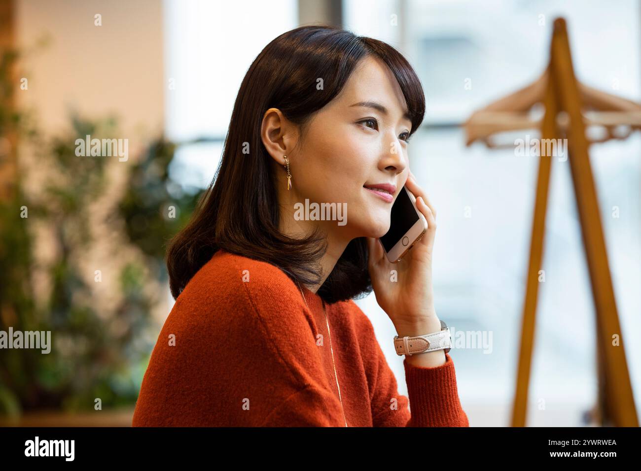 Japanese business woman talking on smartphone Stock Photo - Alamy