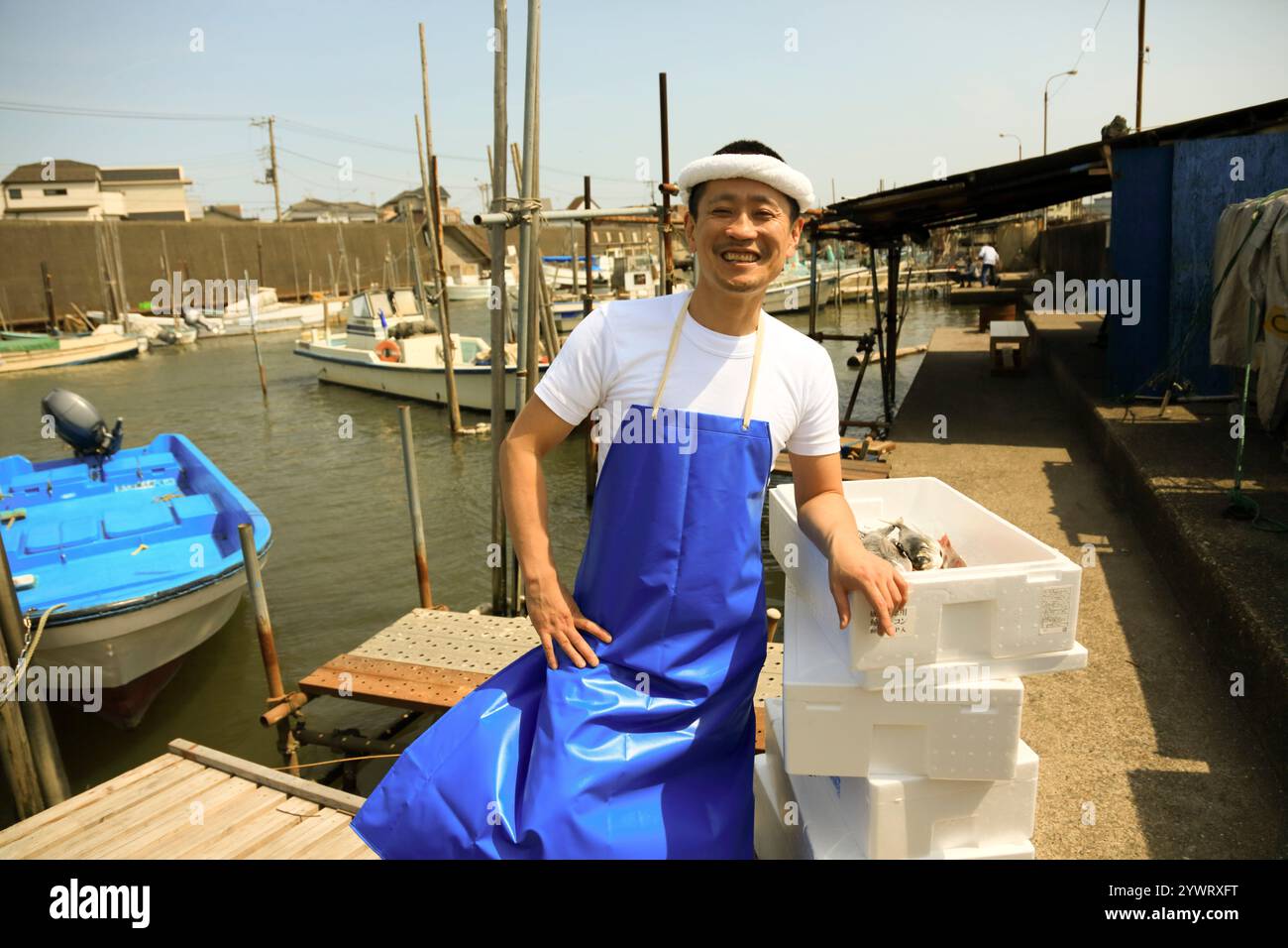 Fresh fish shopkeeper selling fish outdoors Stock Photo - Alamy