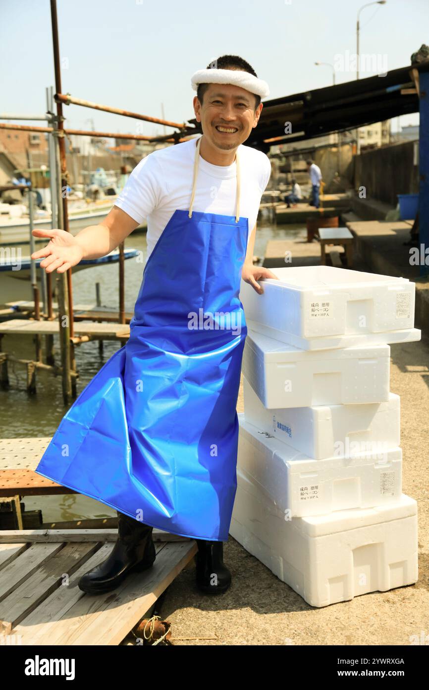 Fresh fish shopkeeper selling fish outdoors Stock Photo - Alamy