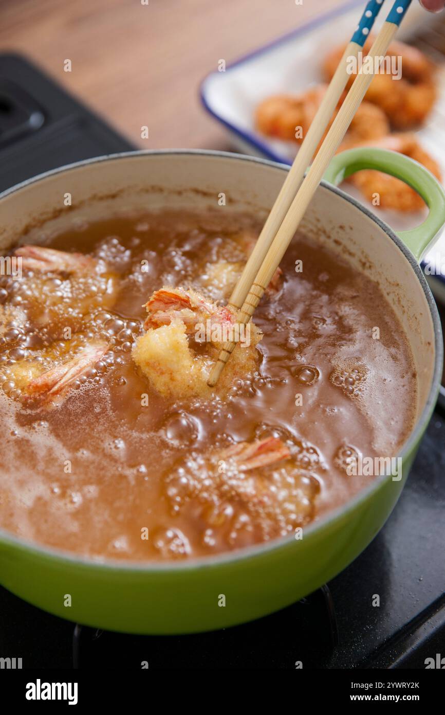 Frying fried prawns in oil Stock Photo - Alamy