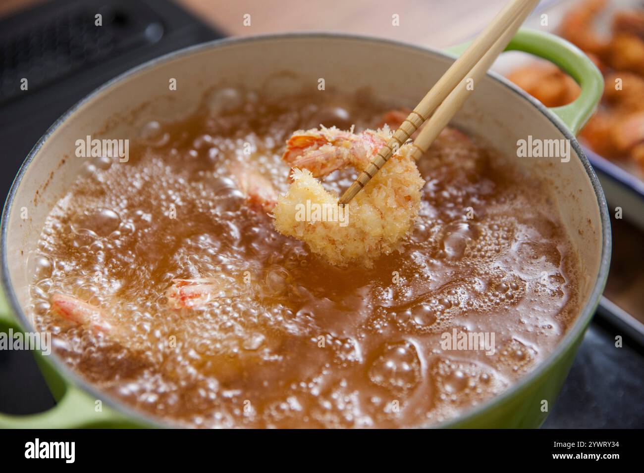 Frying fried prawns in oil Stock Photo - Alamy