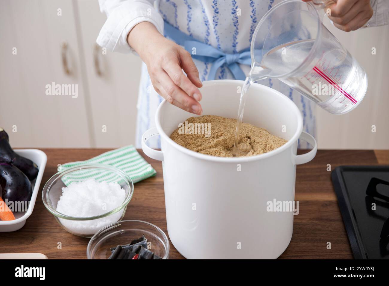 Water pouring measuring cup hi-res stock photography and images - Alamy