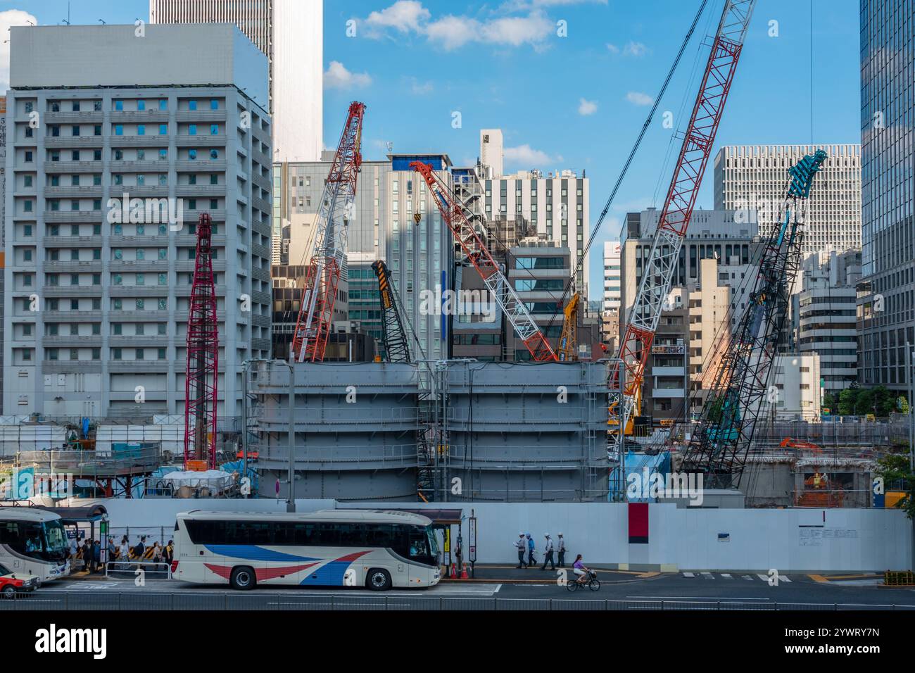 Building construction site in front of Tokyo Station Stock Photo - Alamy