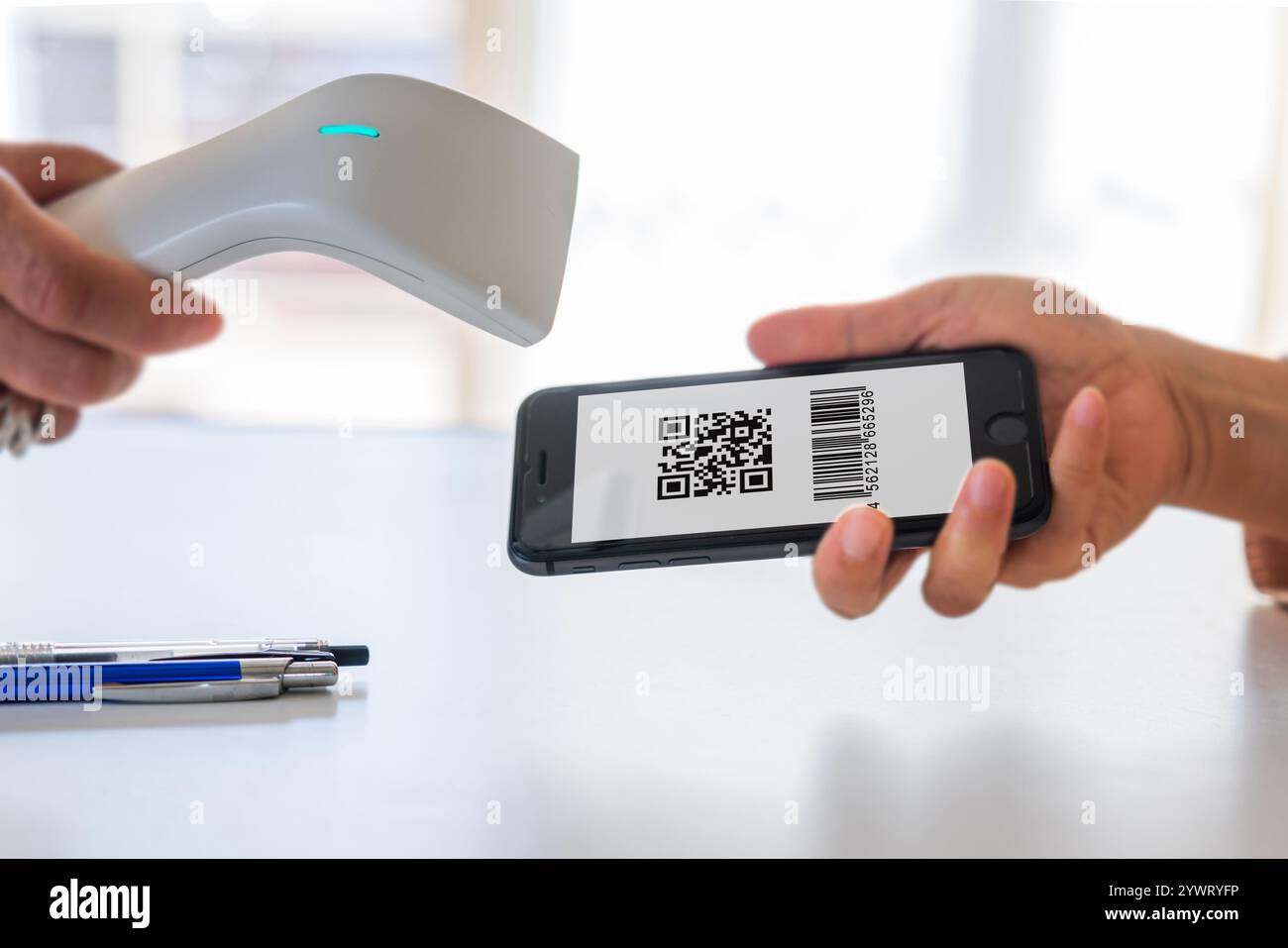 Mobile phone payment hi-res stock photography and images - Alamy