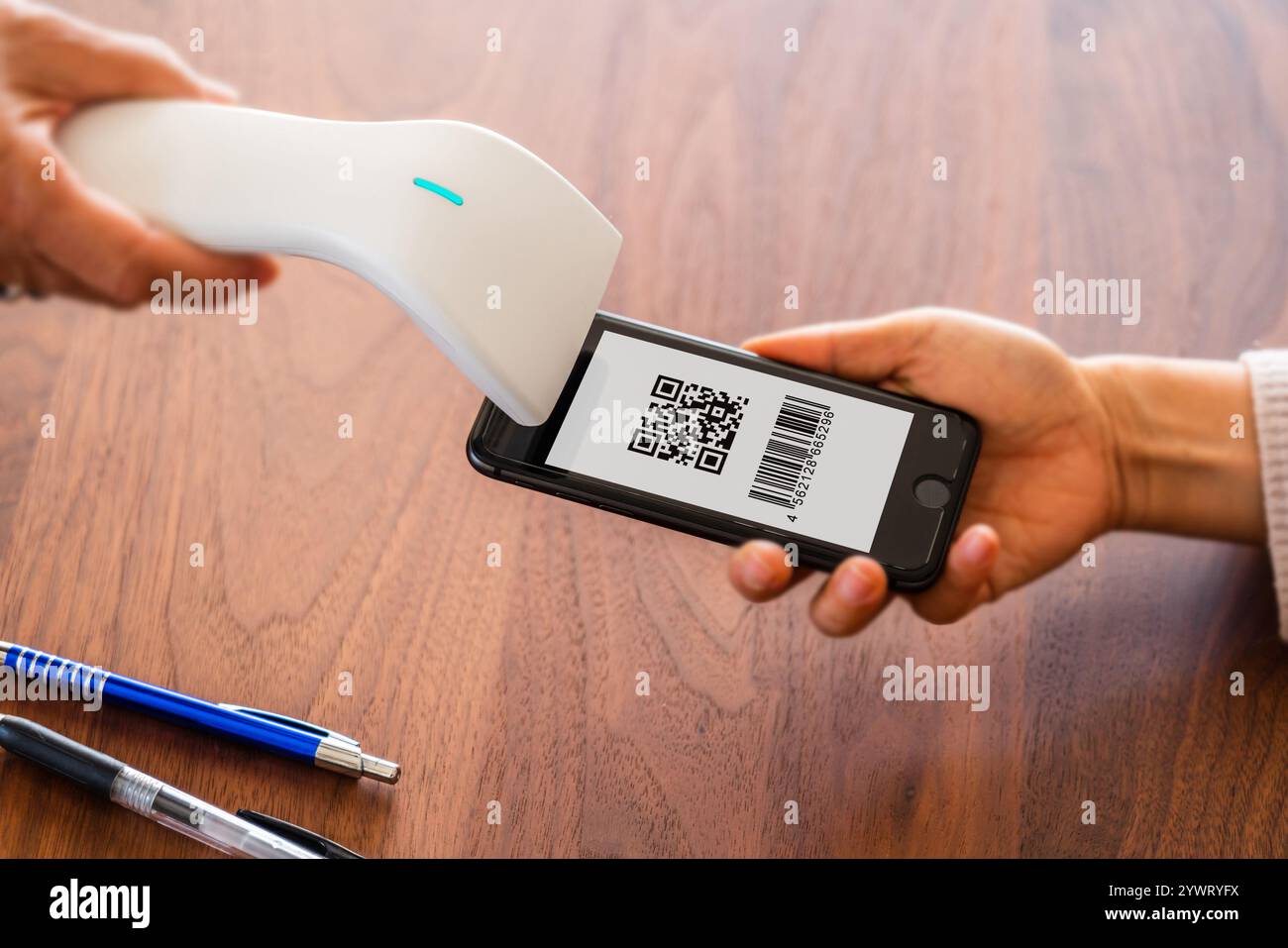 Mobile phone payment hi-res stock photography and images - Alamy