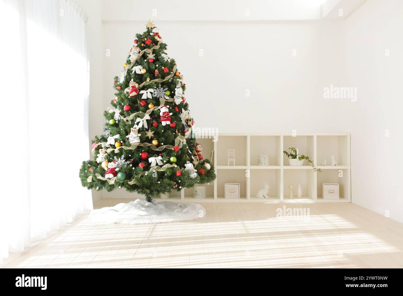Unattended living room with Christmas tree Stock Photo - Alamy