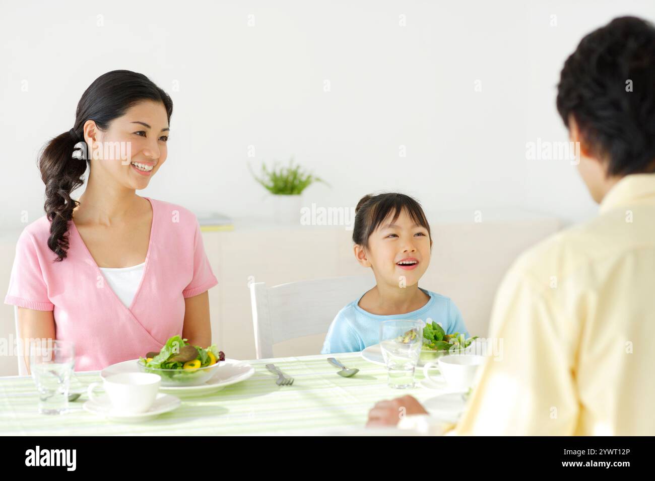Family at dining room table meal hi-res stock photography and images ...