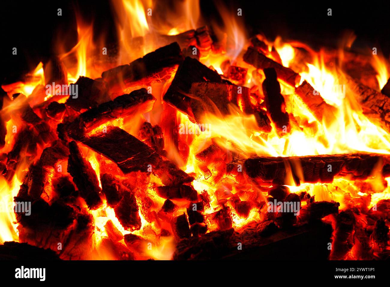 Red orange flames burning fire hi-res stock photography and images - Alamy